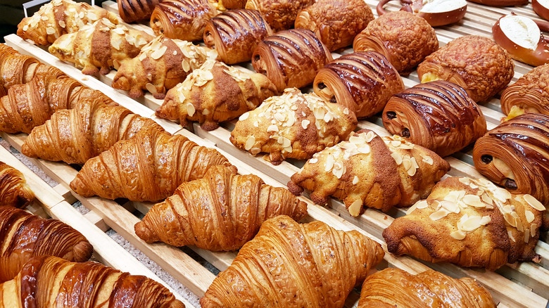 8 Best And 8 Worst Foods To Eat At A Breakfast Buffet
