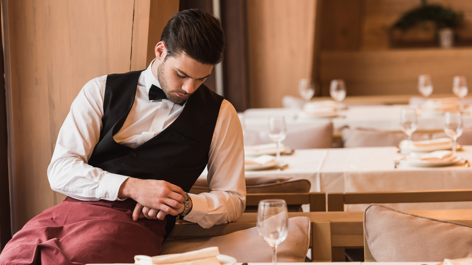 How To Avoid Overstaying Your Welcome At A Restaurant
