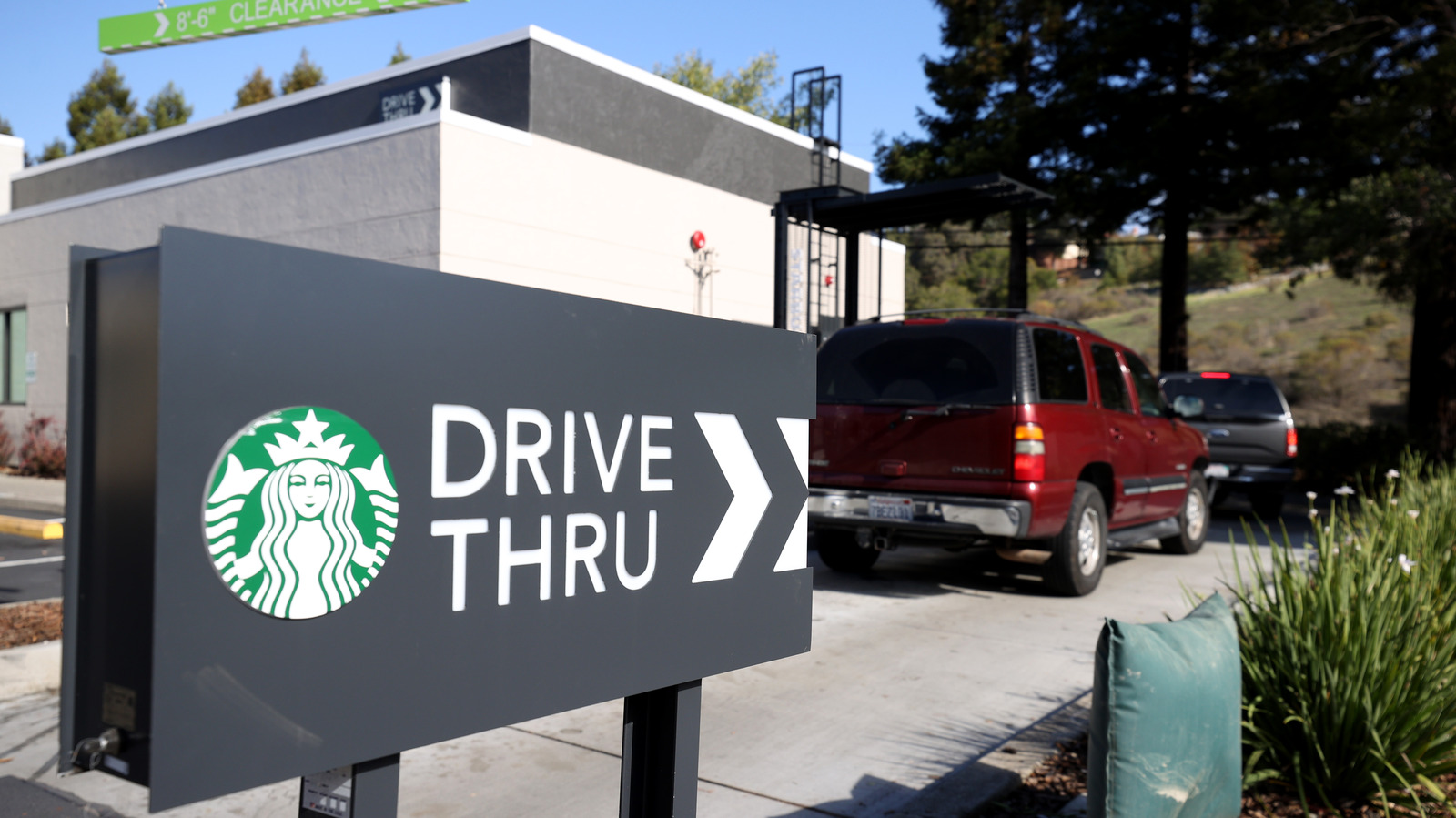 Starbucks Employees Pity Whoever Works At These 2-Lane Drive-Thrus Starbucks Employees Pity Whoever Works At These 2-Lane Drive-Thrus