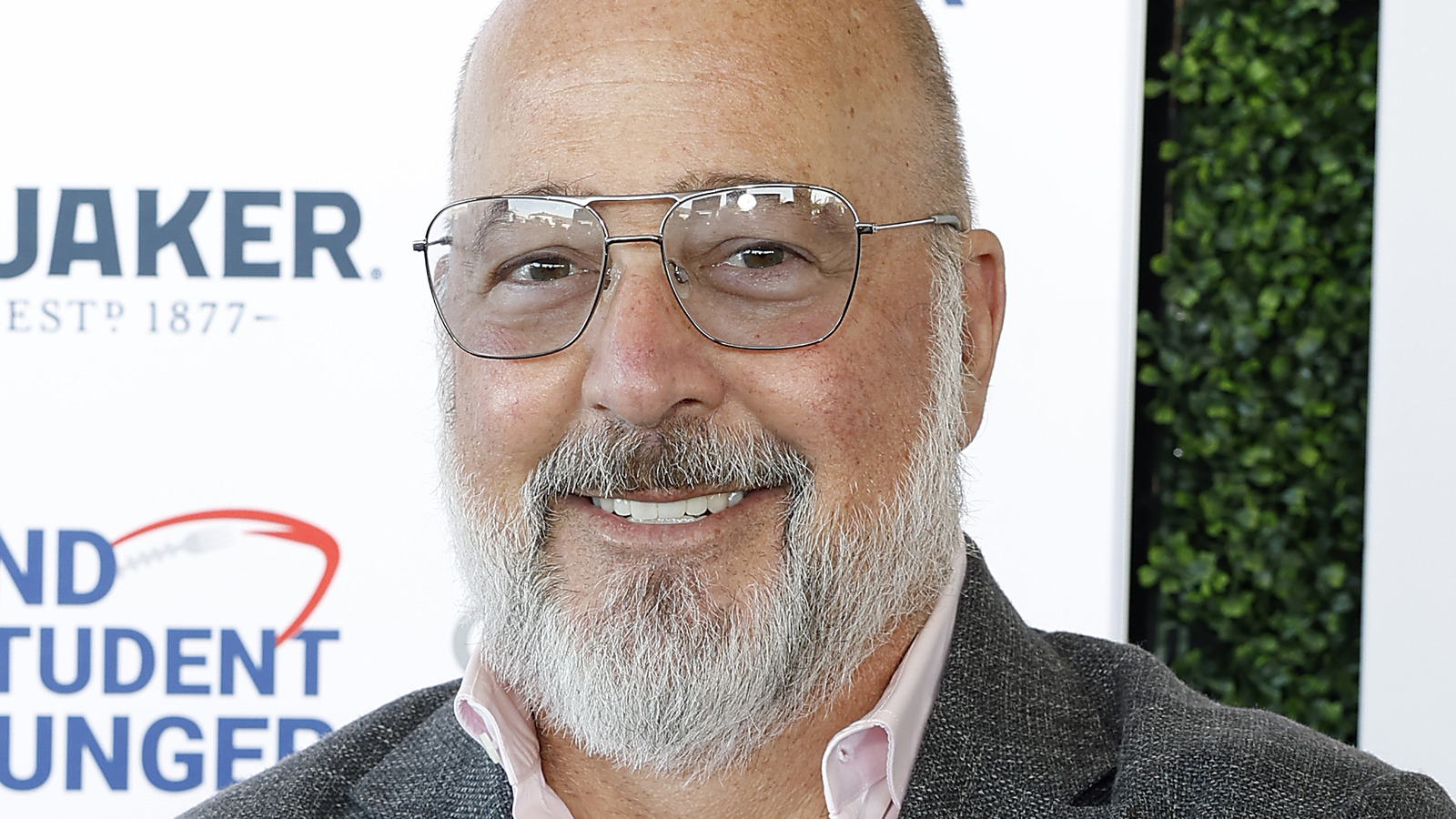 The Hibachi Grills Andrew Zimmern Uses To Elevate Outdoor Parties - Mashed - TrendRadars