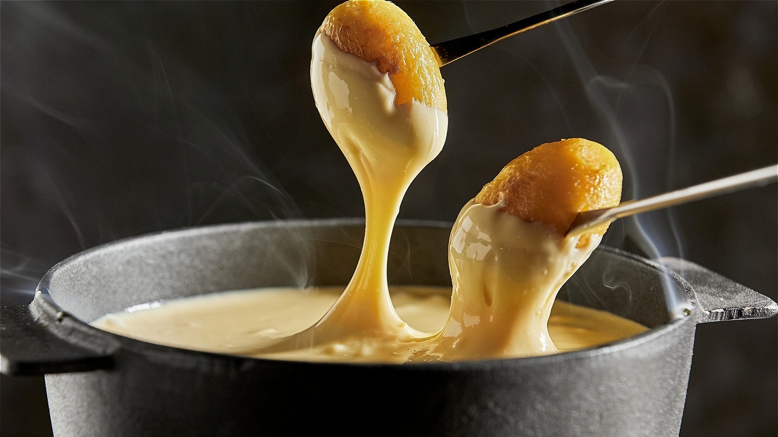 The Massive Cheese Stretch That Has Twitter In A Tizzy