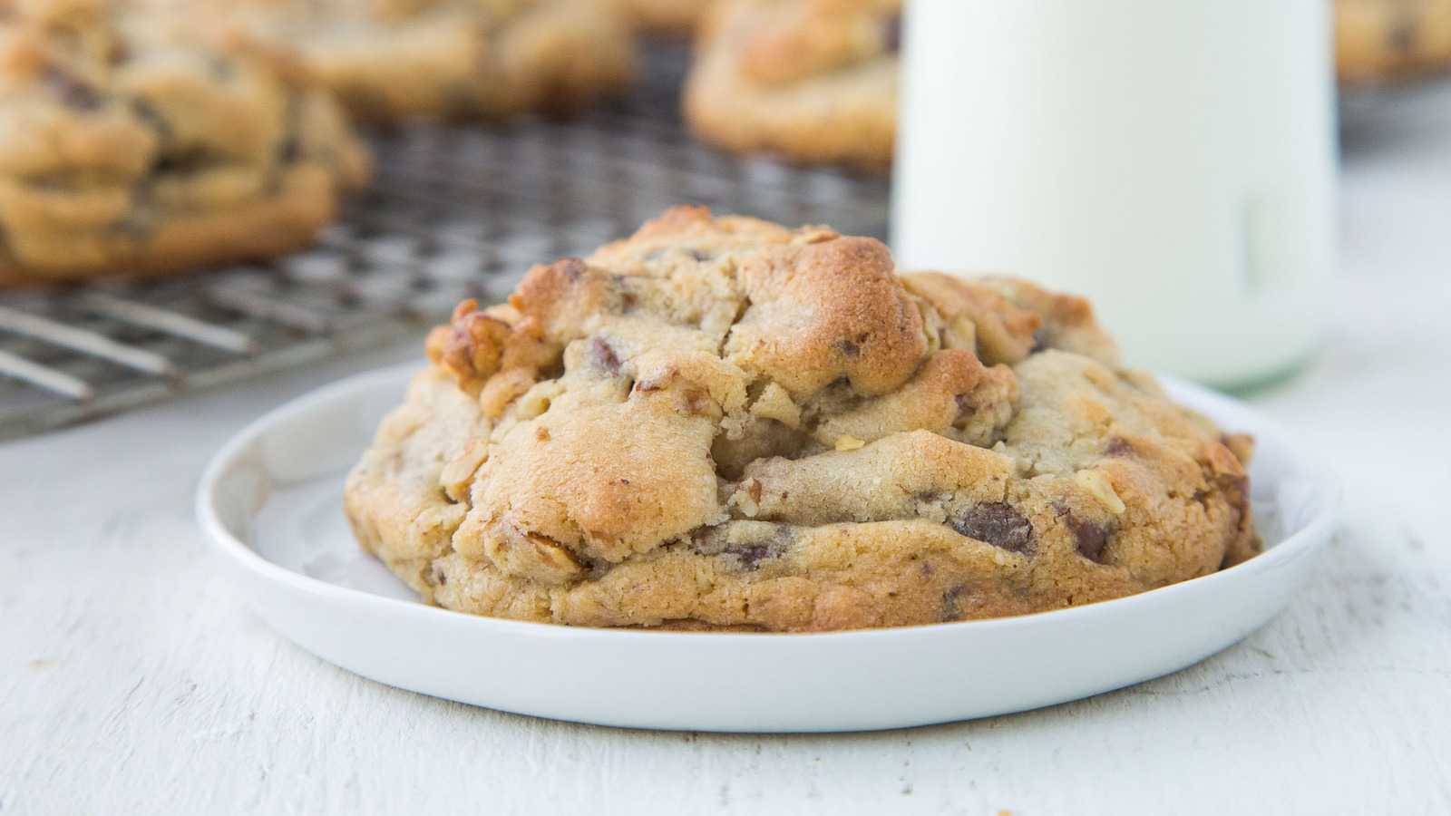 The Perfect Levain Cookie Copycat Requires A Combo Of Chocolate Chips