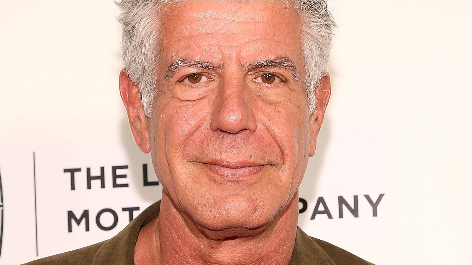 Why Anthony Bourdain Recommended Cooking In A Hotel