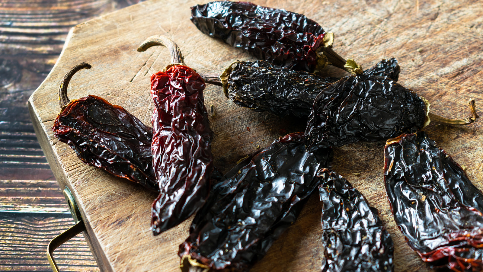 Why You Need To Remove The Seeds Of Dried Chile Peppers